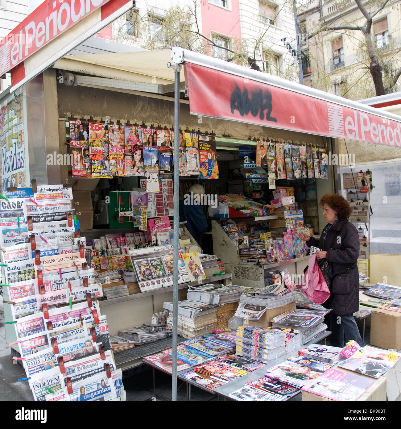 Periodical newsagent stall in Barcelona Stock Photo - Alamy
