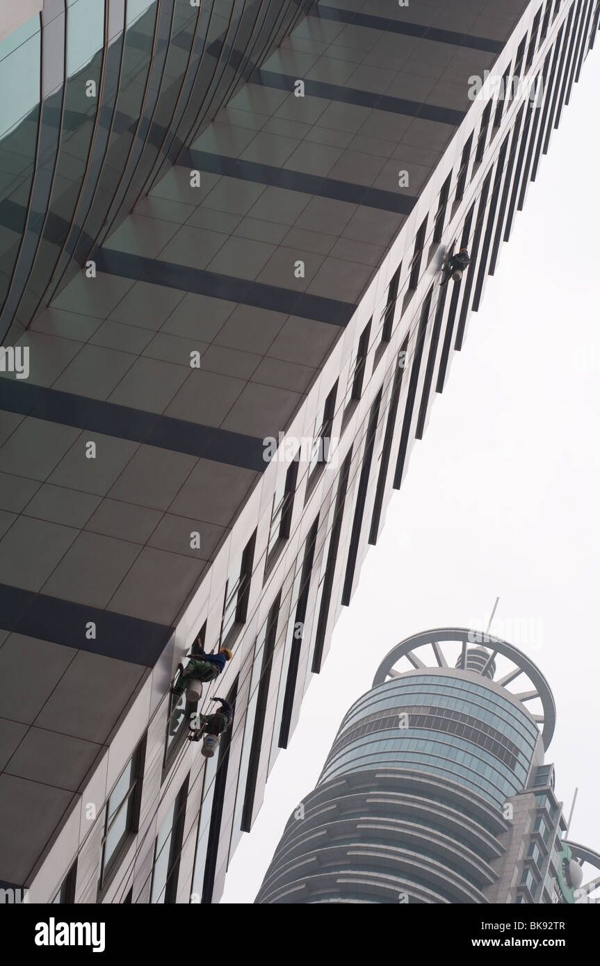 Workers clean windows building hi-res stock photography and images - Alamy