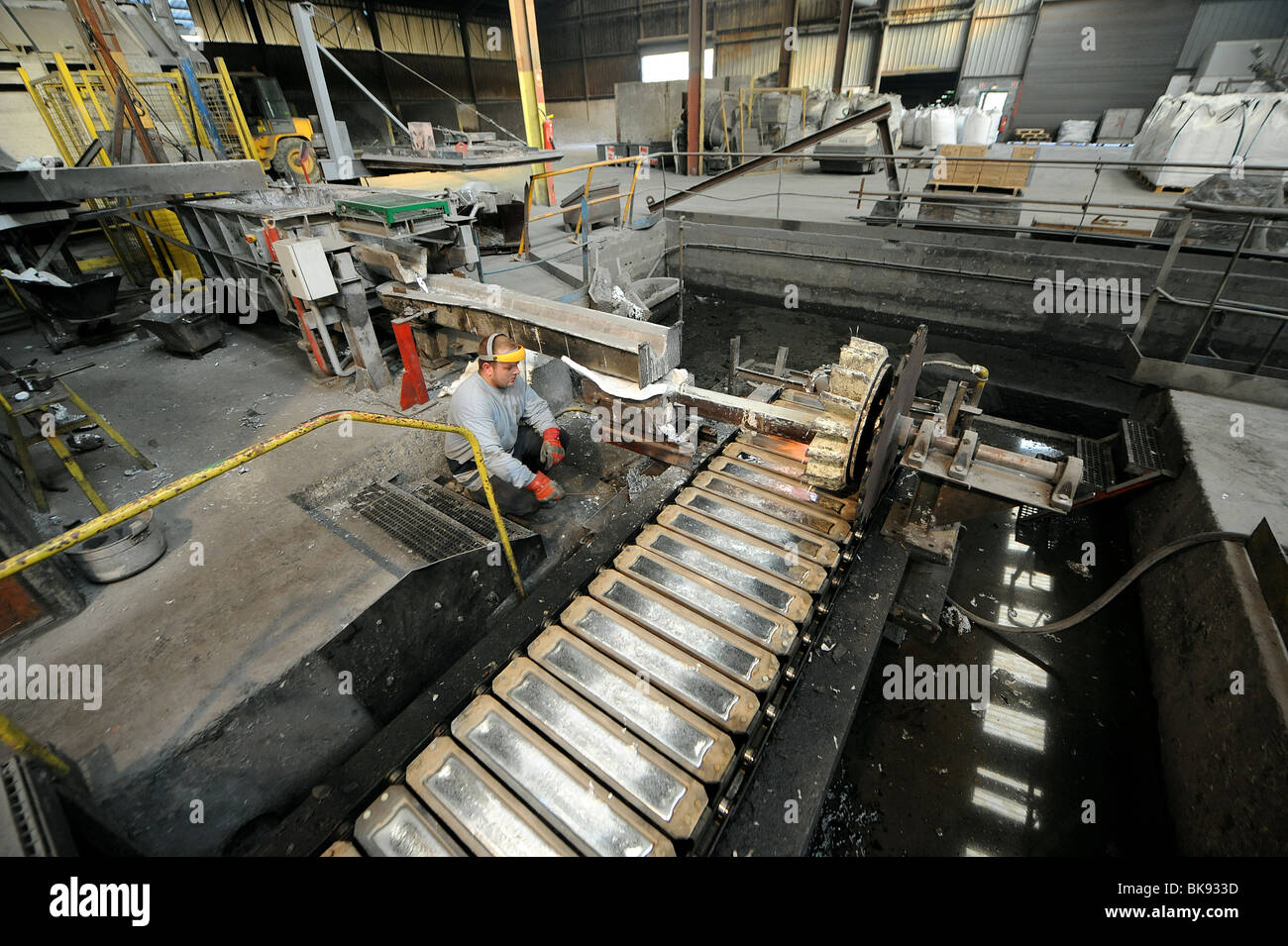 Sorting and recycling of aluminum (aluminium Stock Photo - Alamy