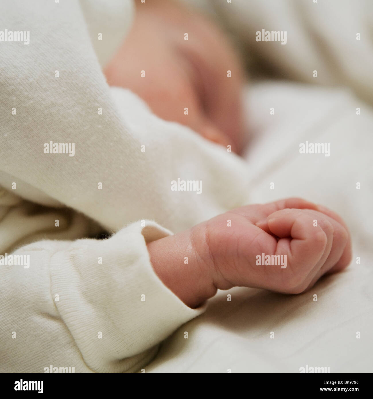Newborn baby's hand Stock Photo - Alamy