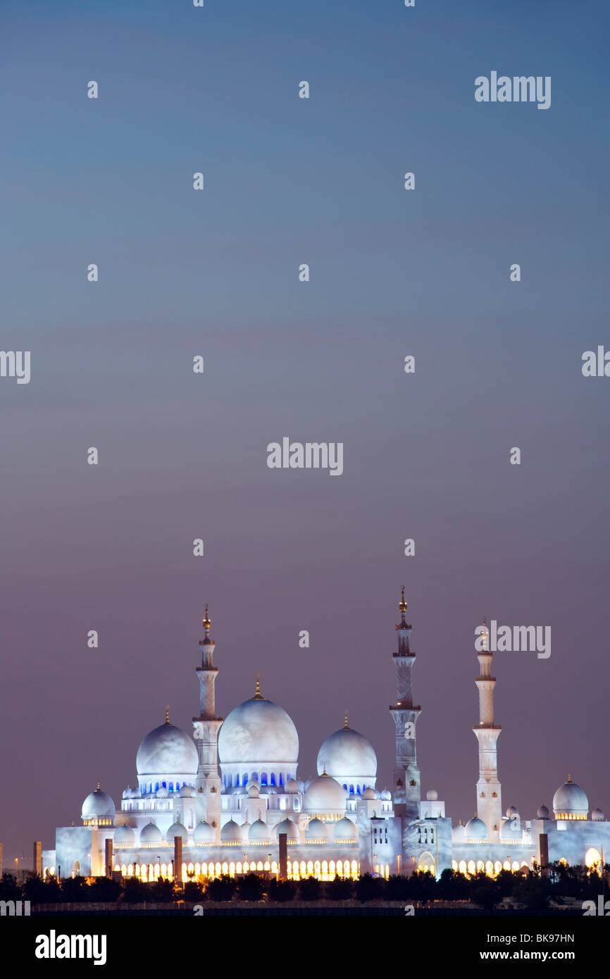 Night view sheikh zayed grand mosque in abu dhabi hi-res stock ...