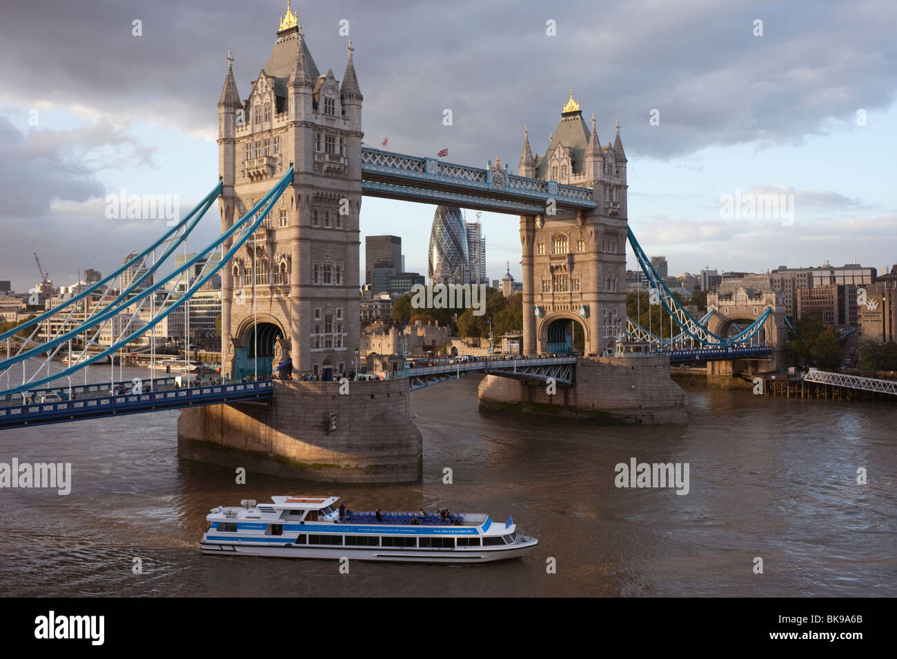 Boat across the thames hi-res stock photography and images - Alamy