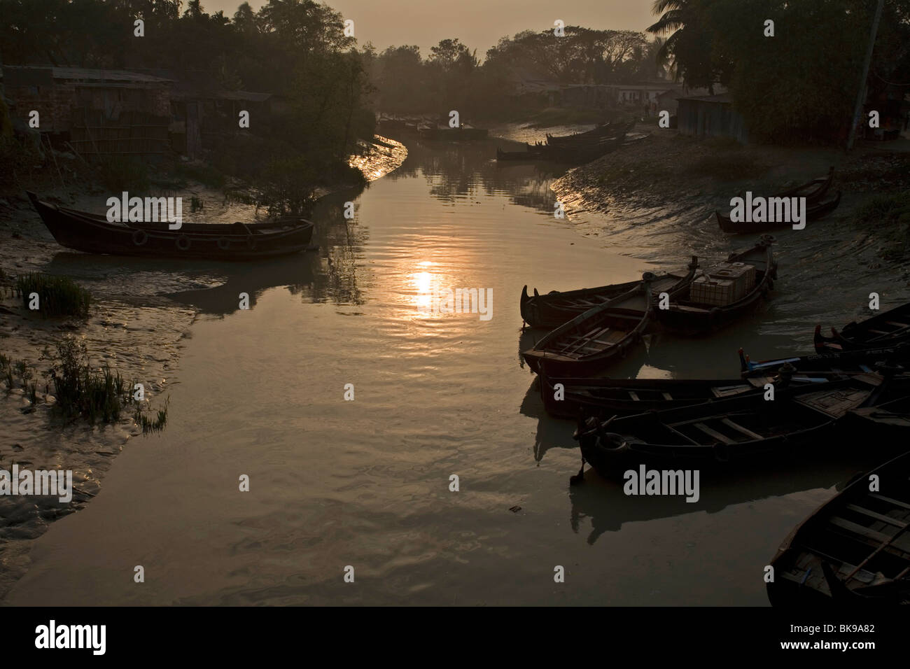 Sampan boat hi-res stock photography and images - Alamy