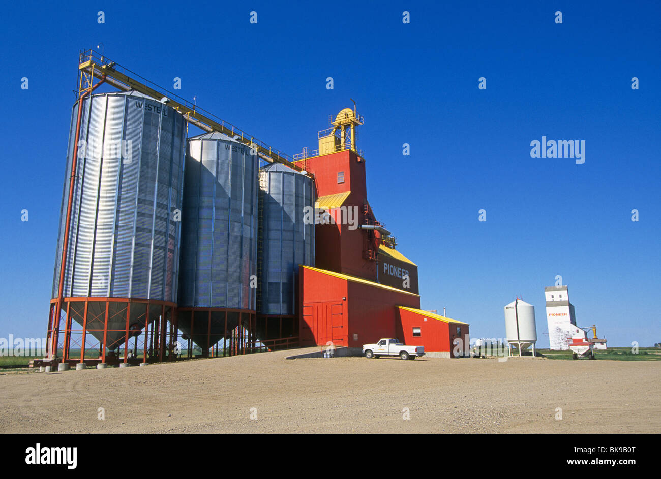 Giant grain silos dot the Great Plains of Saskatchewan, Canada Stock ...