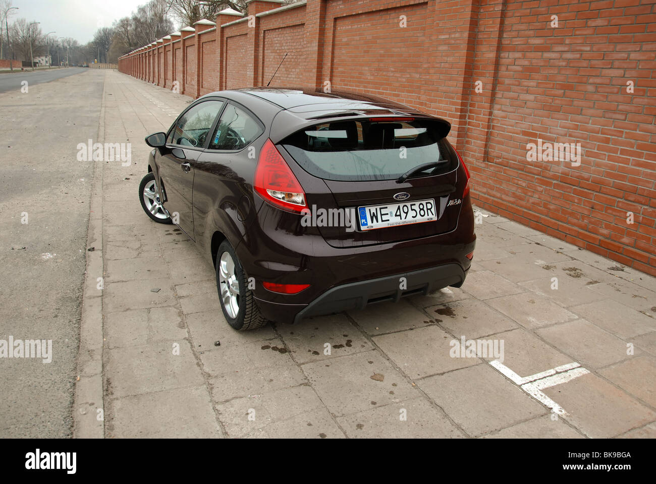 Ford Fiesta 1.6 Sport - 2009 - brown metallic - three doors (3D ...