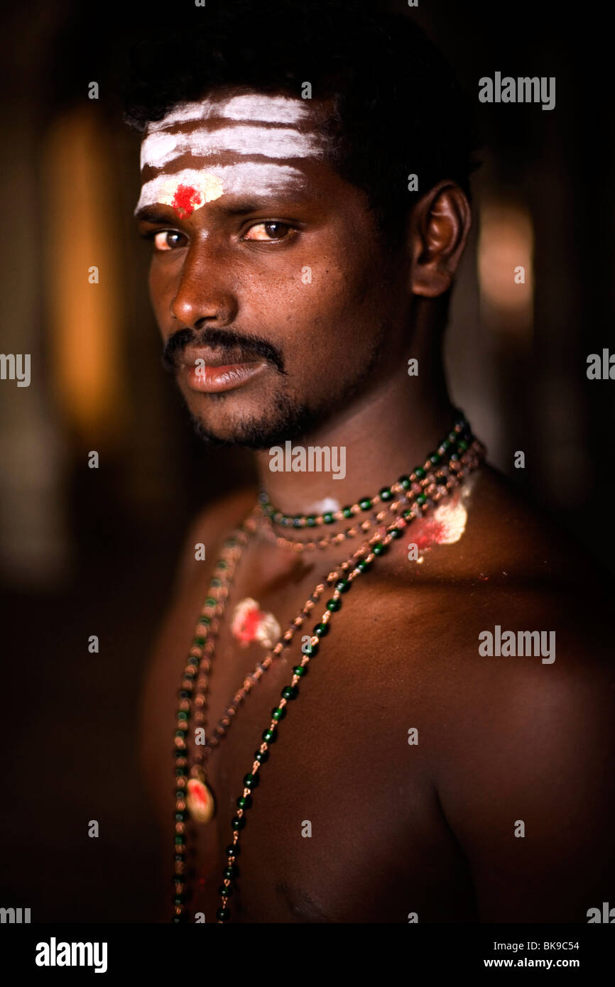 Devotees of the God Murugan at the Murugan temple in Swamimalai, India ...