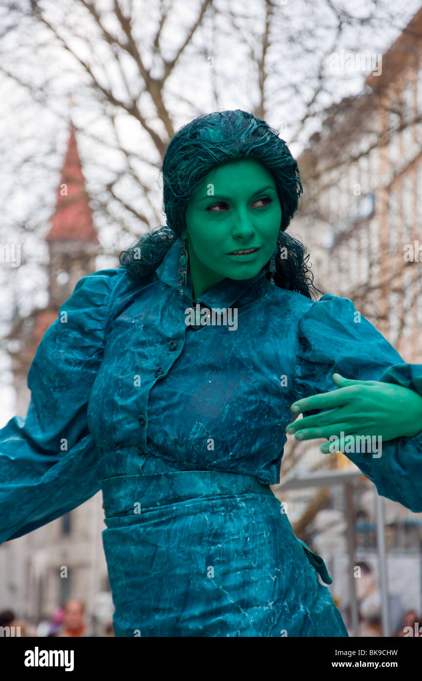 Human statue performance hi-res stock photography and images - Alamy