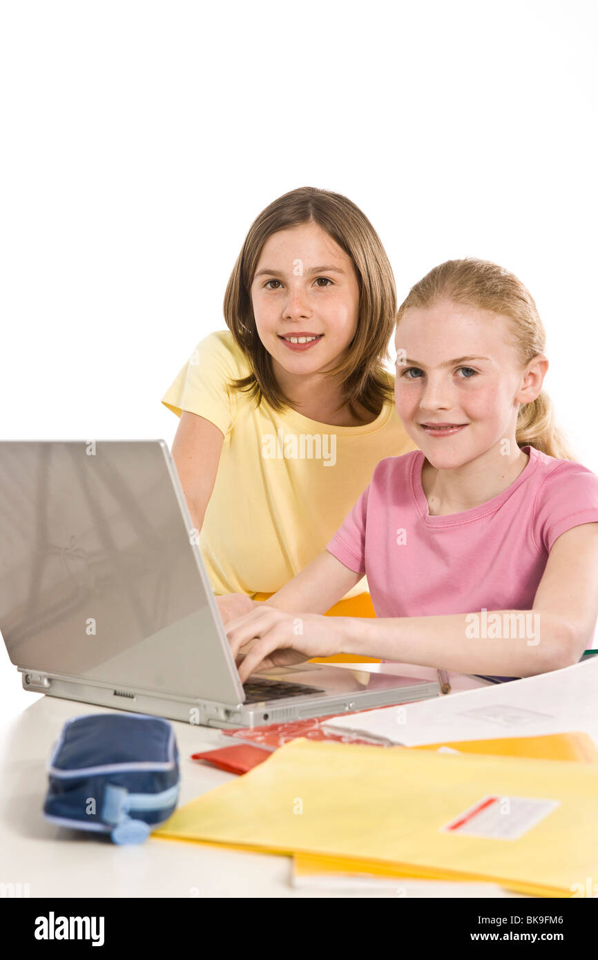 Young girls 8 10 on laptop computer hi-res stock photography and images ...