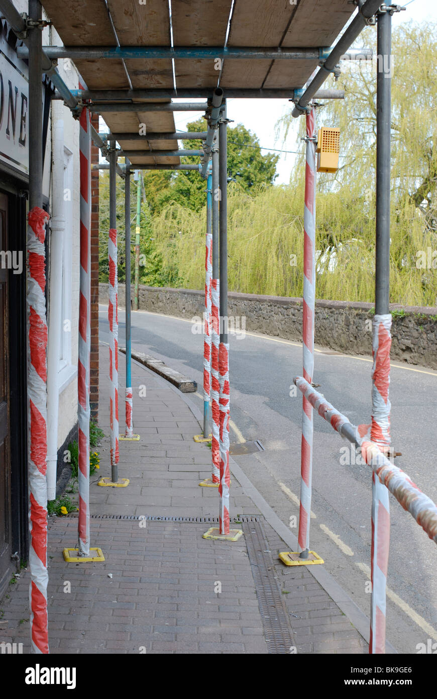 Scaffolding over the pavement Stock Photo - Alamy