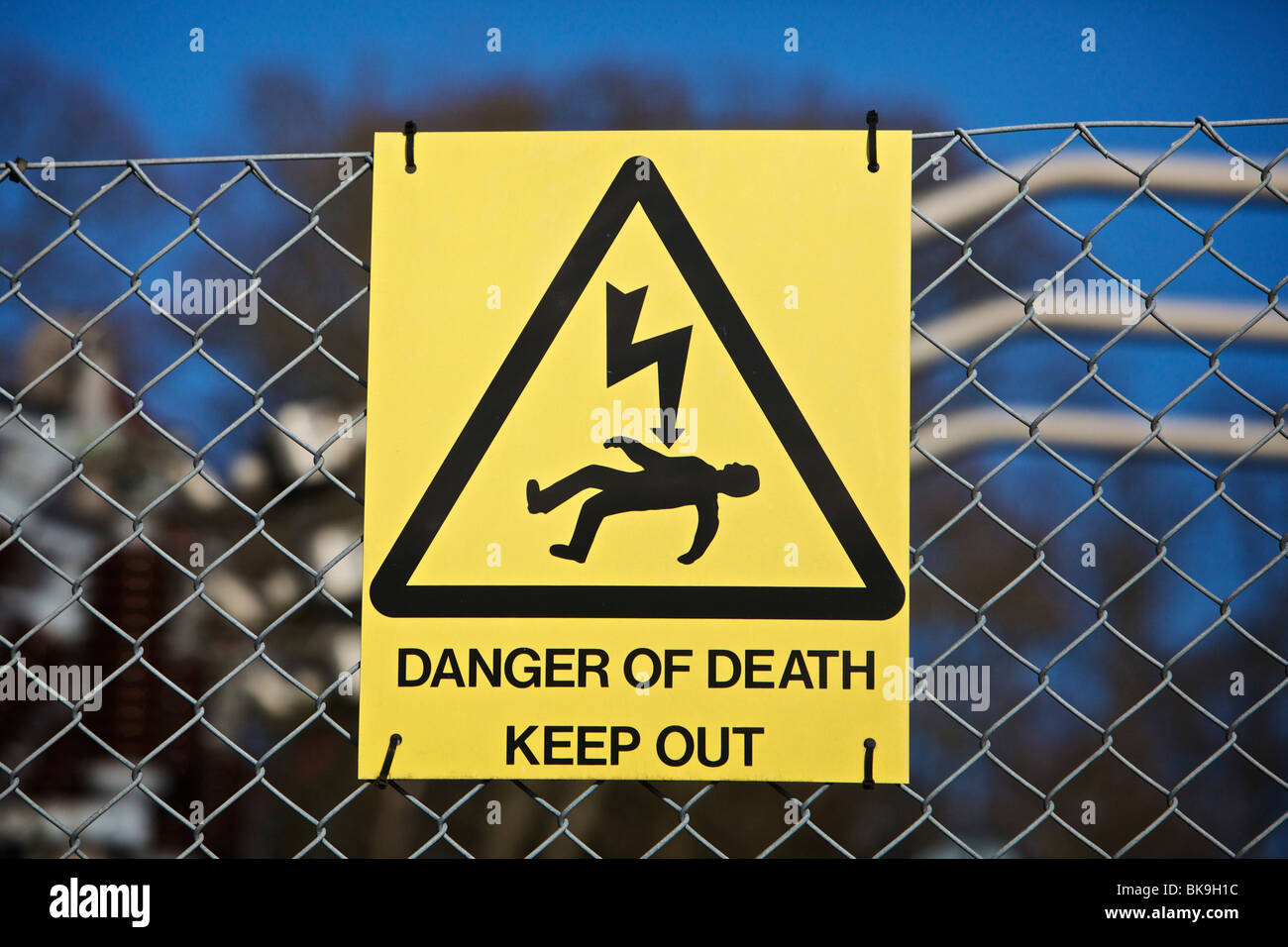 Danger of death warning sign on electricity substation Stock Photo - Alamy