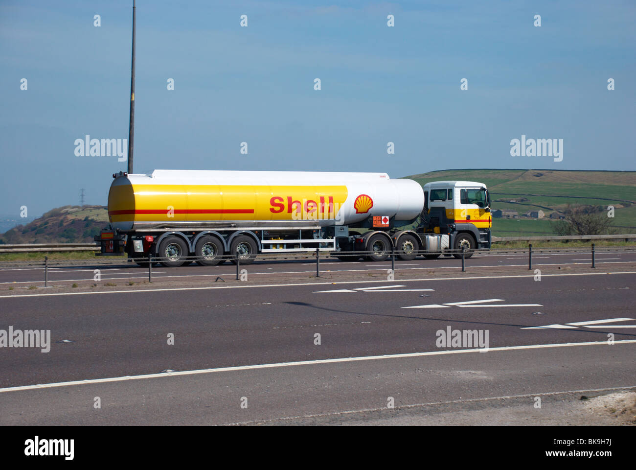 Shell fuel lorry uk hi-res stock photography and images - Alamy