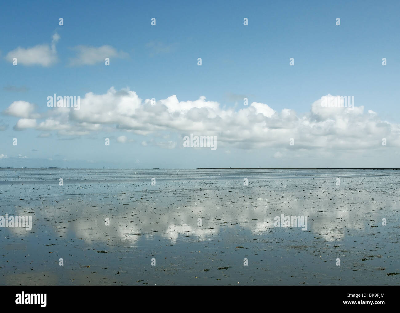 Weerspiegeling; Wolken in het water; Reflection; Clouds in the water ...