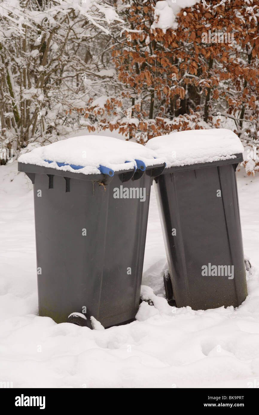 Rubbish bin/garbage can. Covered in snow Stock Photo - Alamy