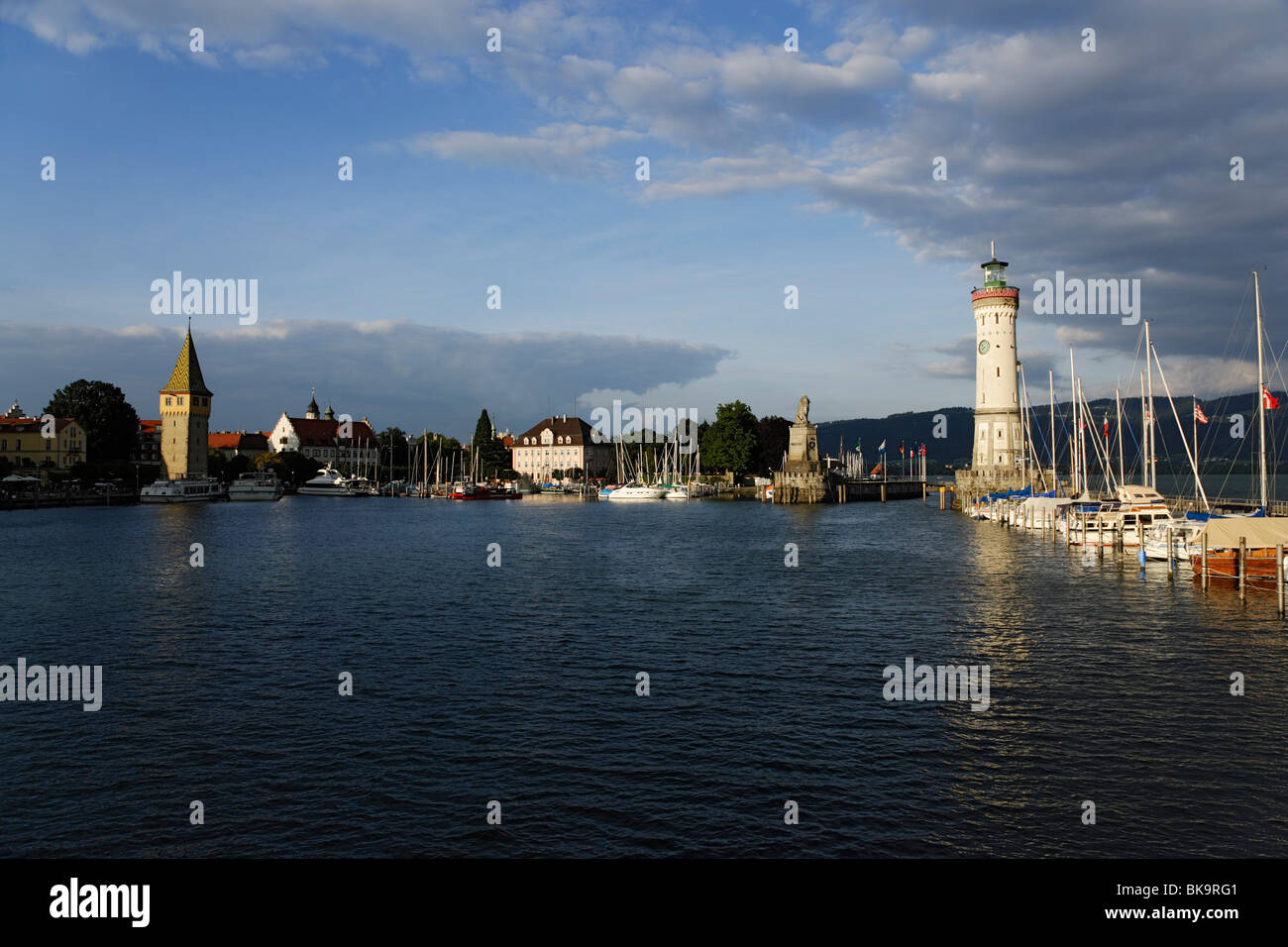 Port entrance with New Lindau Lighthouse and Bavarian Lion, Lindau ...