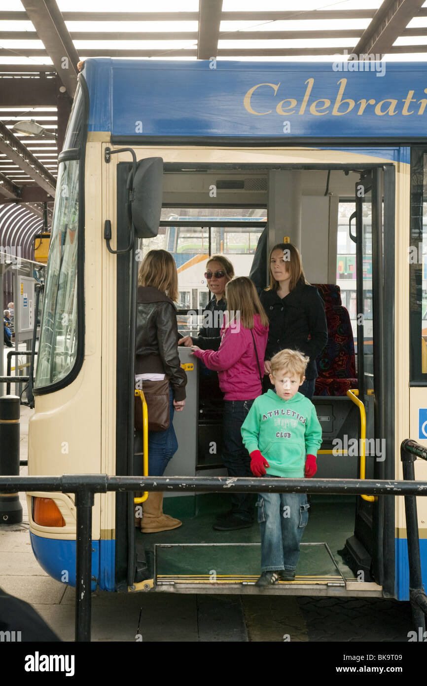Passengers getting off a bus hi-res stock photography and images - Alamy
