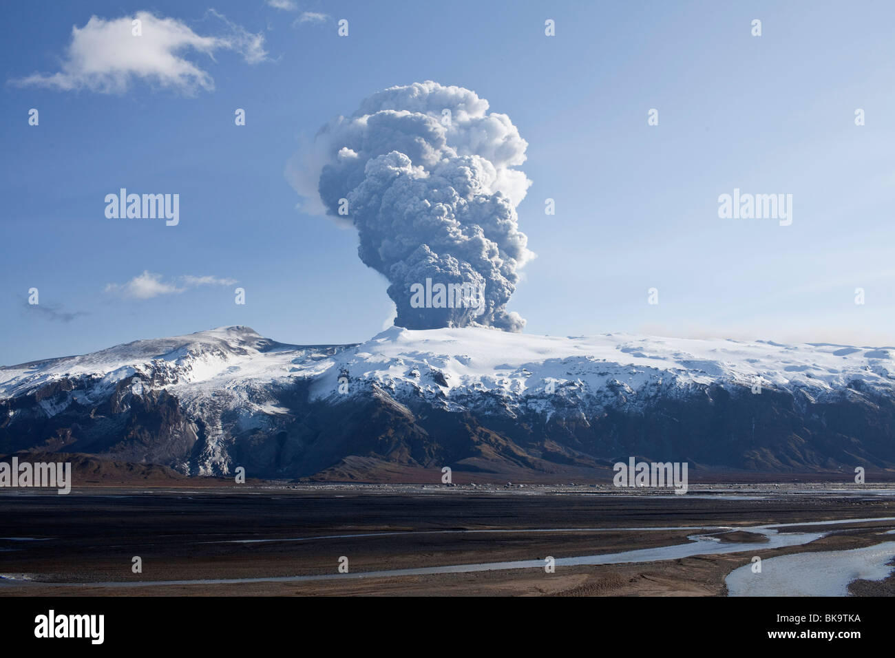 Volcanic eruption in Eyjafjallajokull, Iceland Stock Photo - Alamy