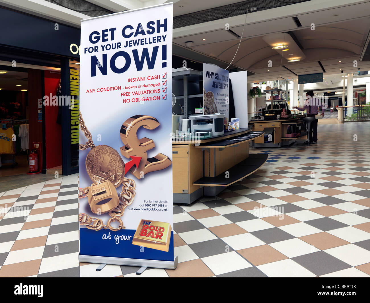 Gold bar in shopping mall hi-res stock photography and images - Alamy