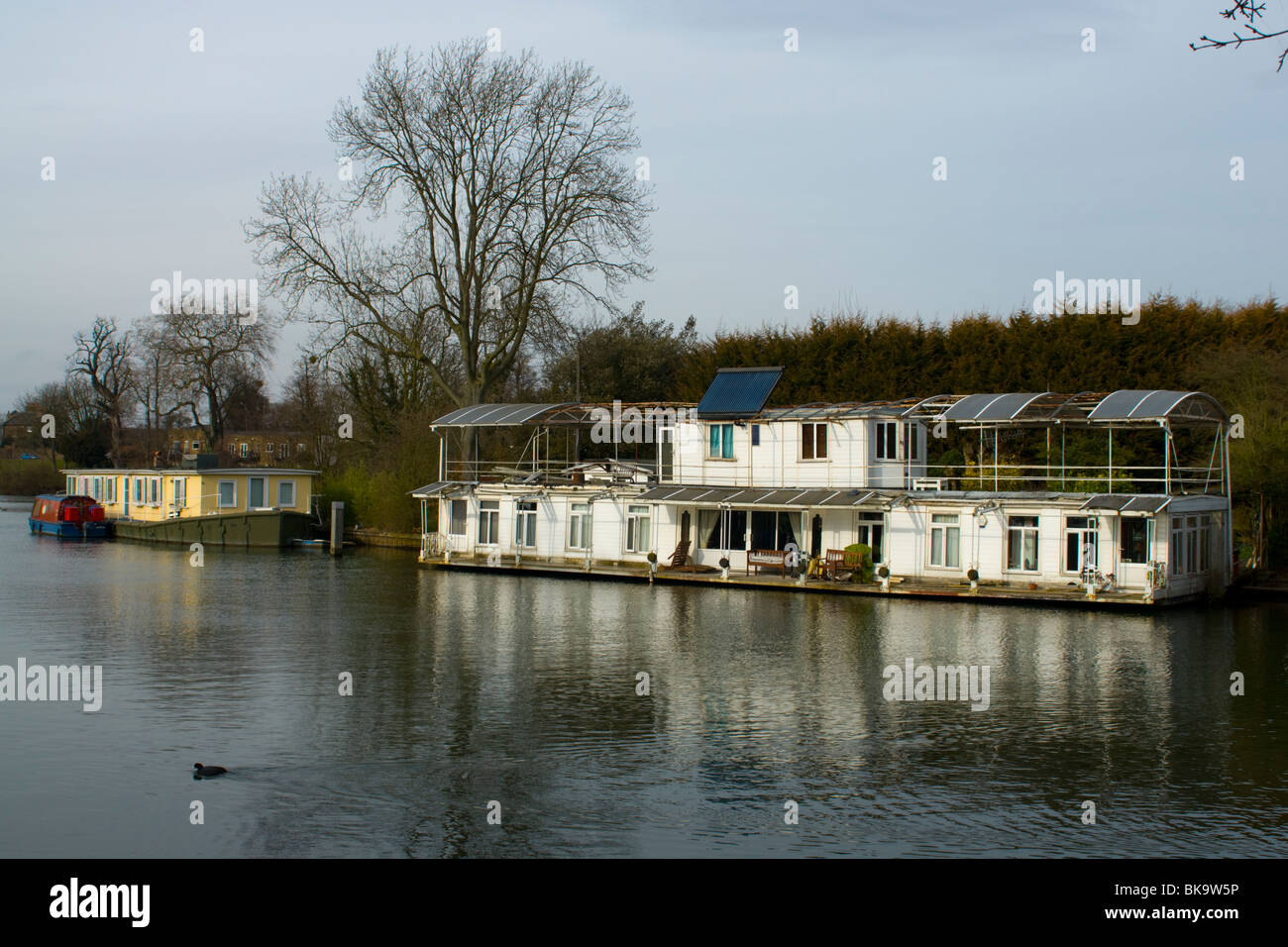 River thames houseboats hi-res stock photography and images - Alamy