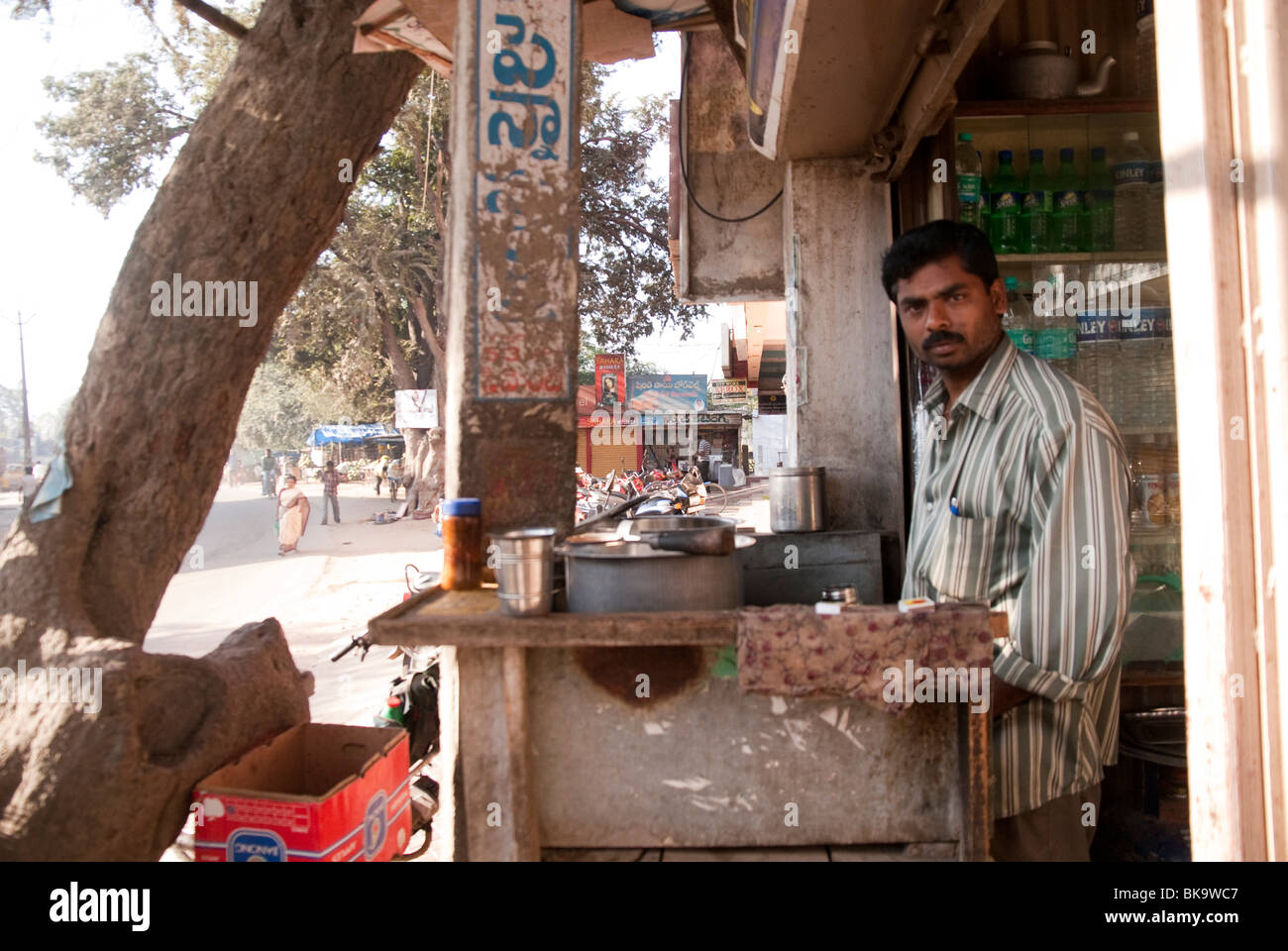 India making Chai Stock Photo - Alamy