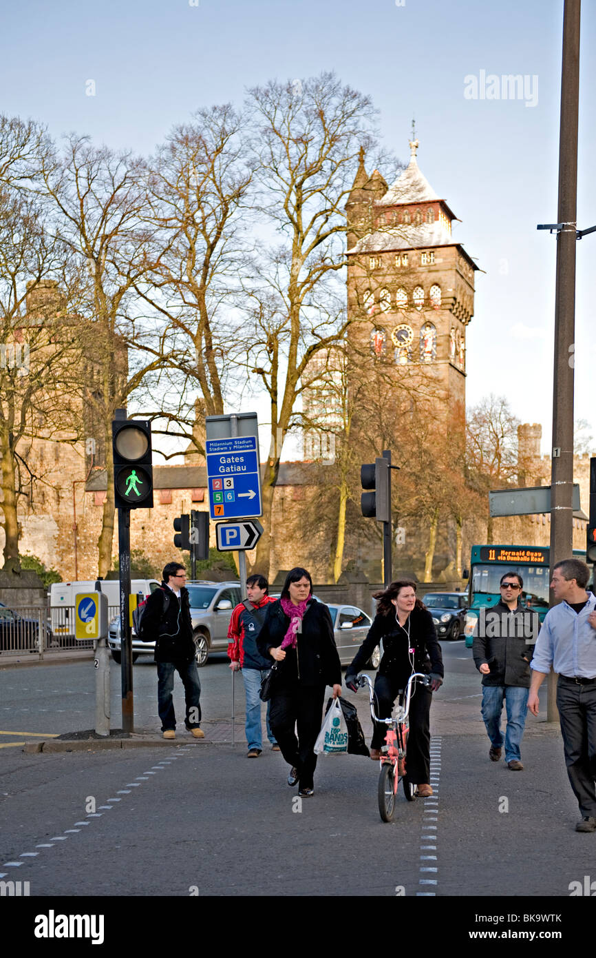 Uk castle entrance street hi-res stock photography and images - Alamy