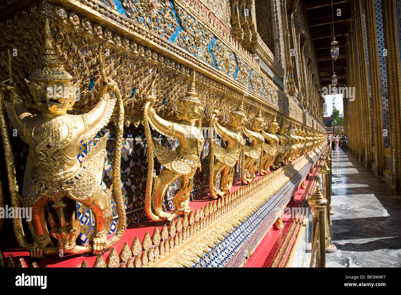 Gold figures wat phra hi-res stock photography and images - Alamy