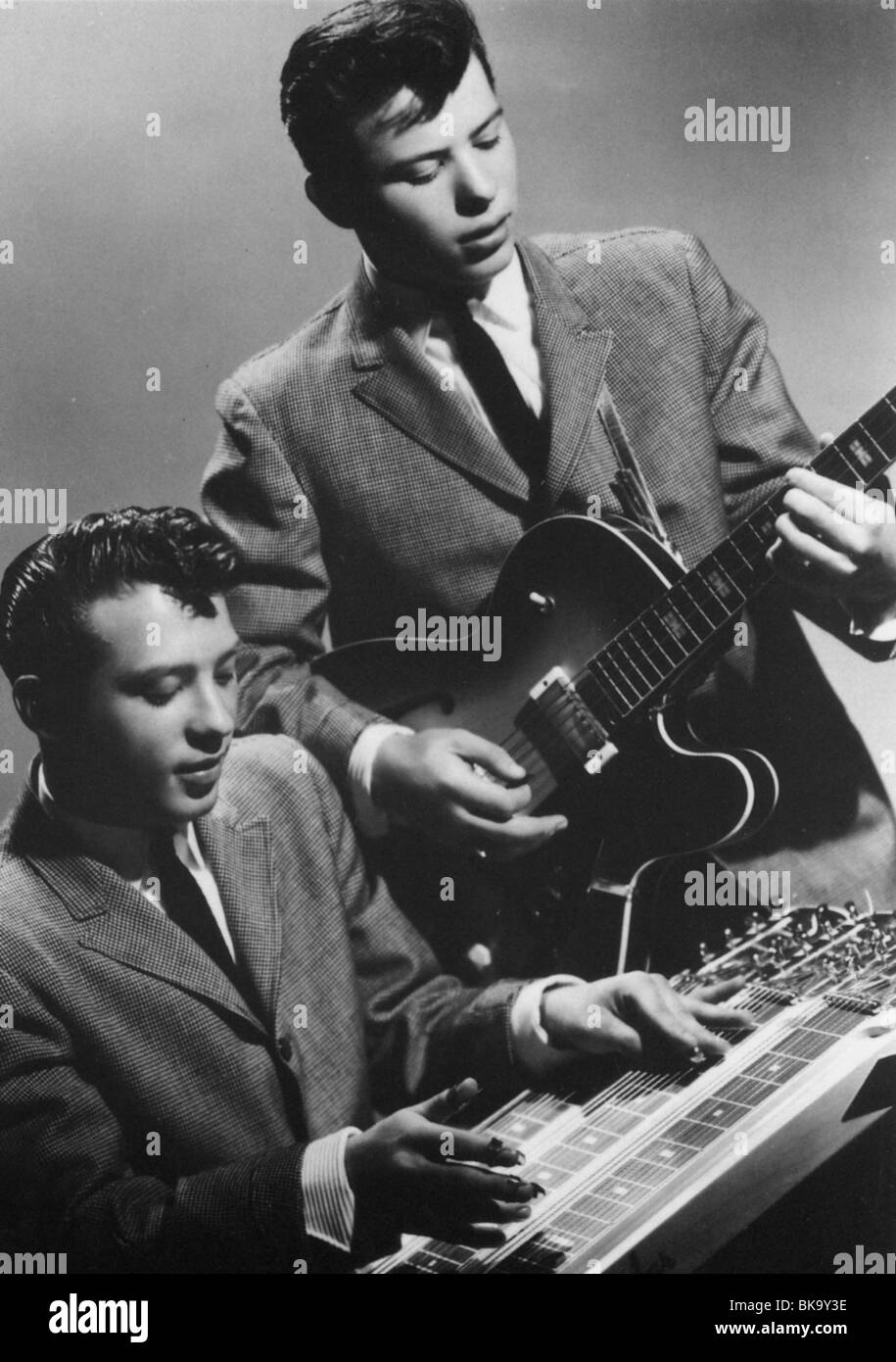 Duo group hi-res stock photography and images - Alamy