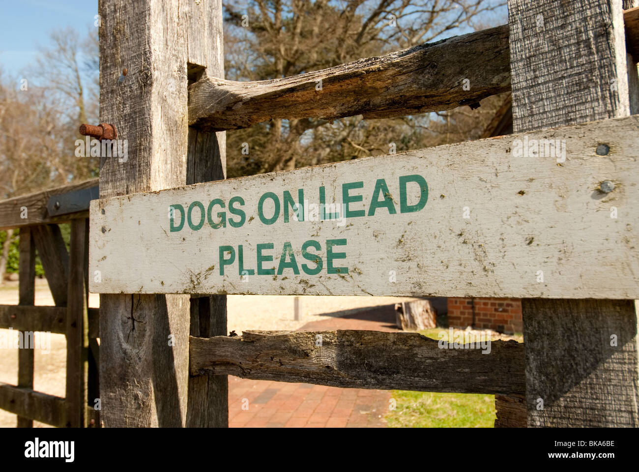 sign on fence dogs on lead please Stock Photo - Alamy