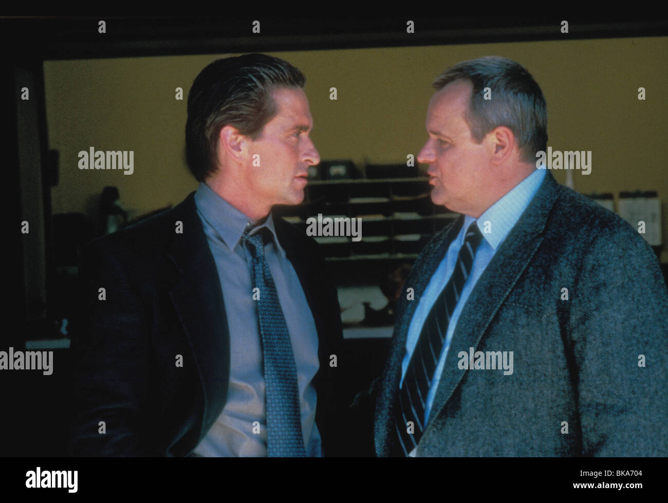 BASIC INSTINCT (1992) MICHAEL DOUGLAS, GEORGE DZUNDZA BSI 011 Stock Photo - Alamy