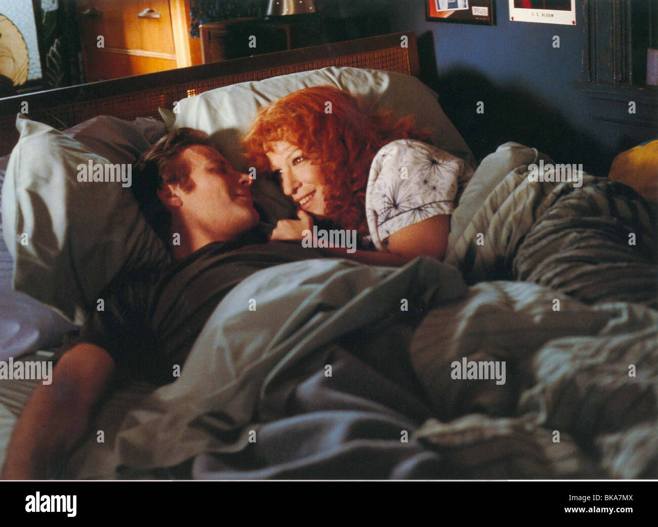 BEACHES (1988) JOHN HEARD, BETTE MIDLER BCHS 003FOH Stock Photo - Alamy