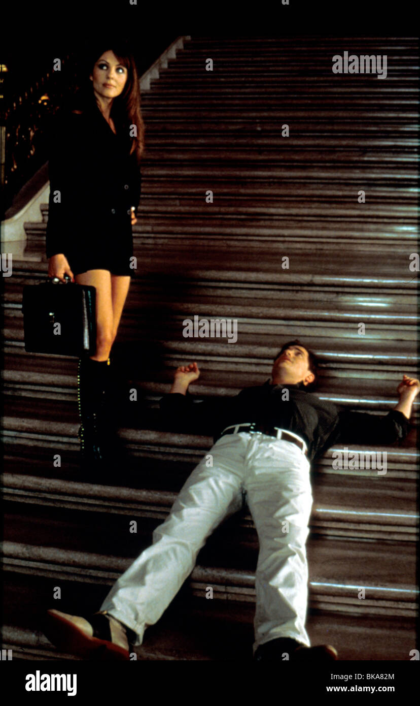 BEDAZZLED (2000) ELIZABETH HURLEY, BRENDAN FRASER BEDZ 055 Stock Photo ...