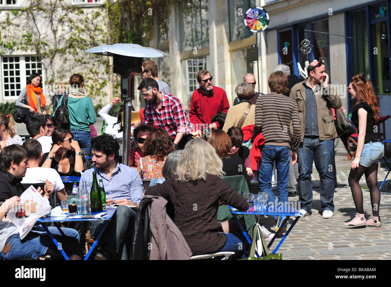 Paris cafe people outdoor hi-res stock photography and images - Alamy