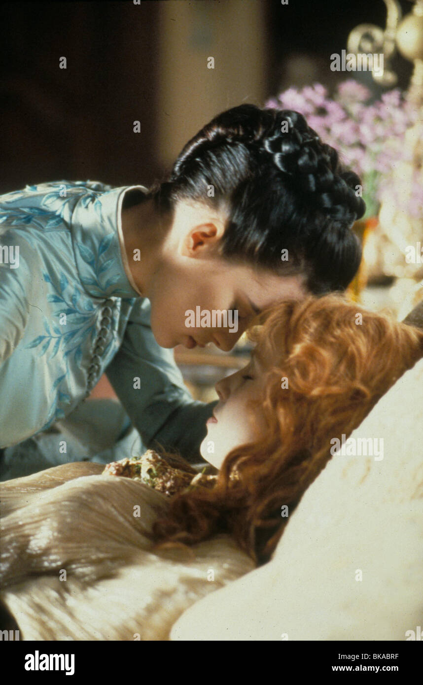 BRAM STOKER'S DRACULA (1992) WINONA RYDER, SADIE FROST BSD 033 Stock ...