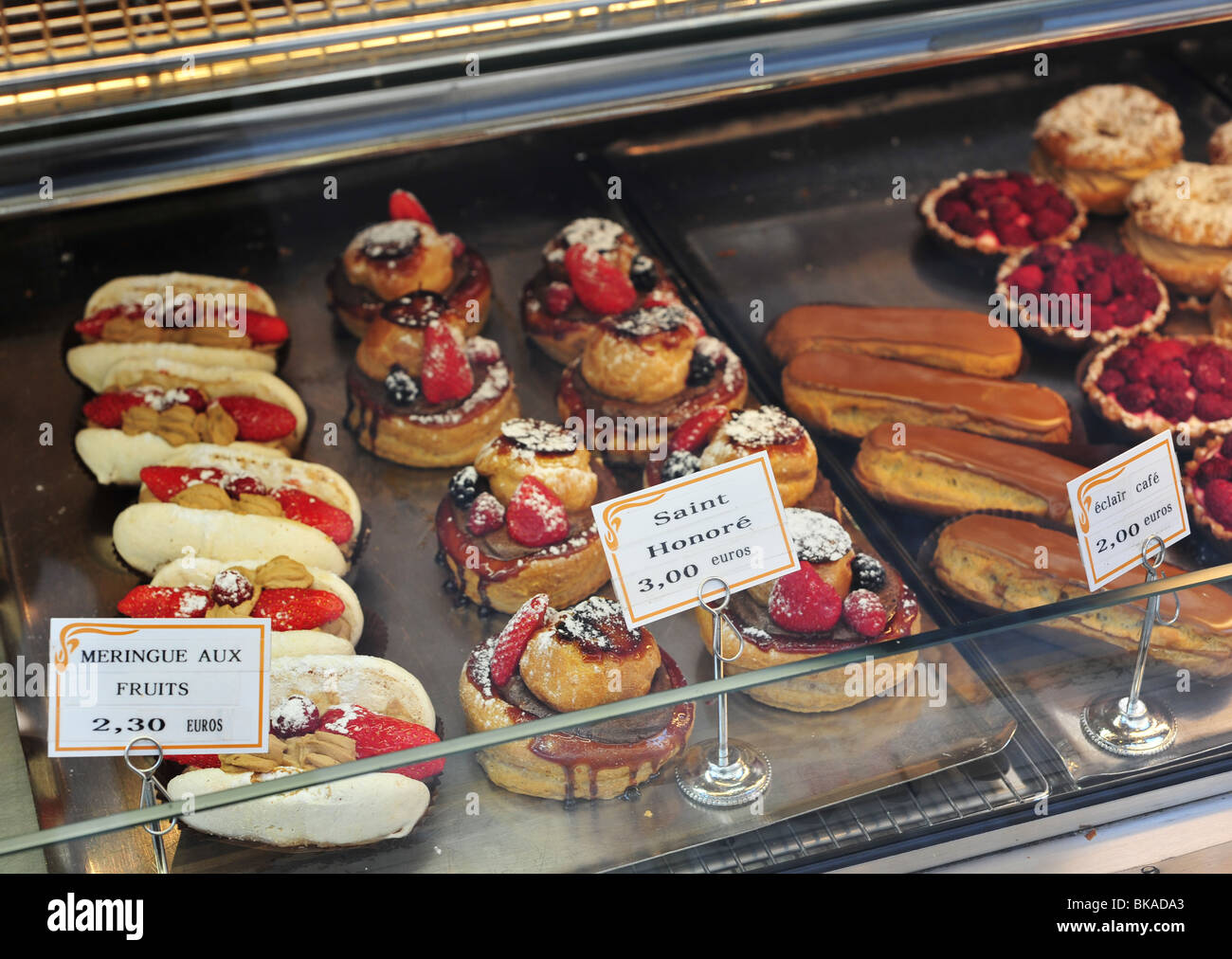 Patisserie window display in the 4th arrondissement of Paris France ...