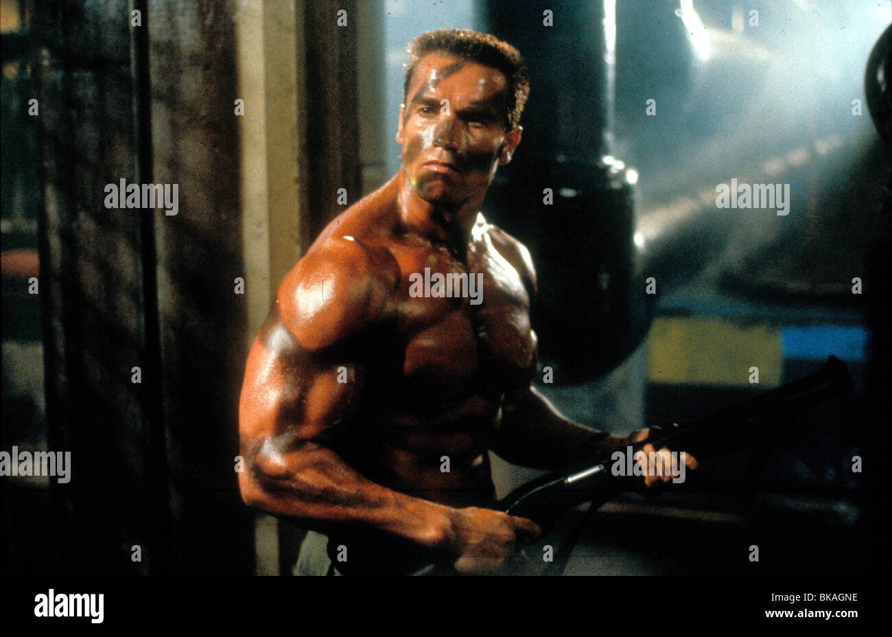 Arnold schwarzenegger commando hi-res stock photography and images - Alamy