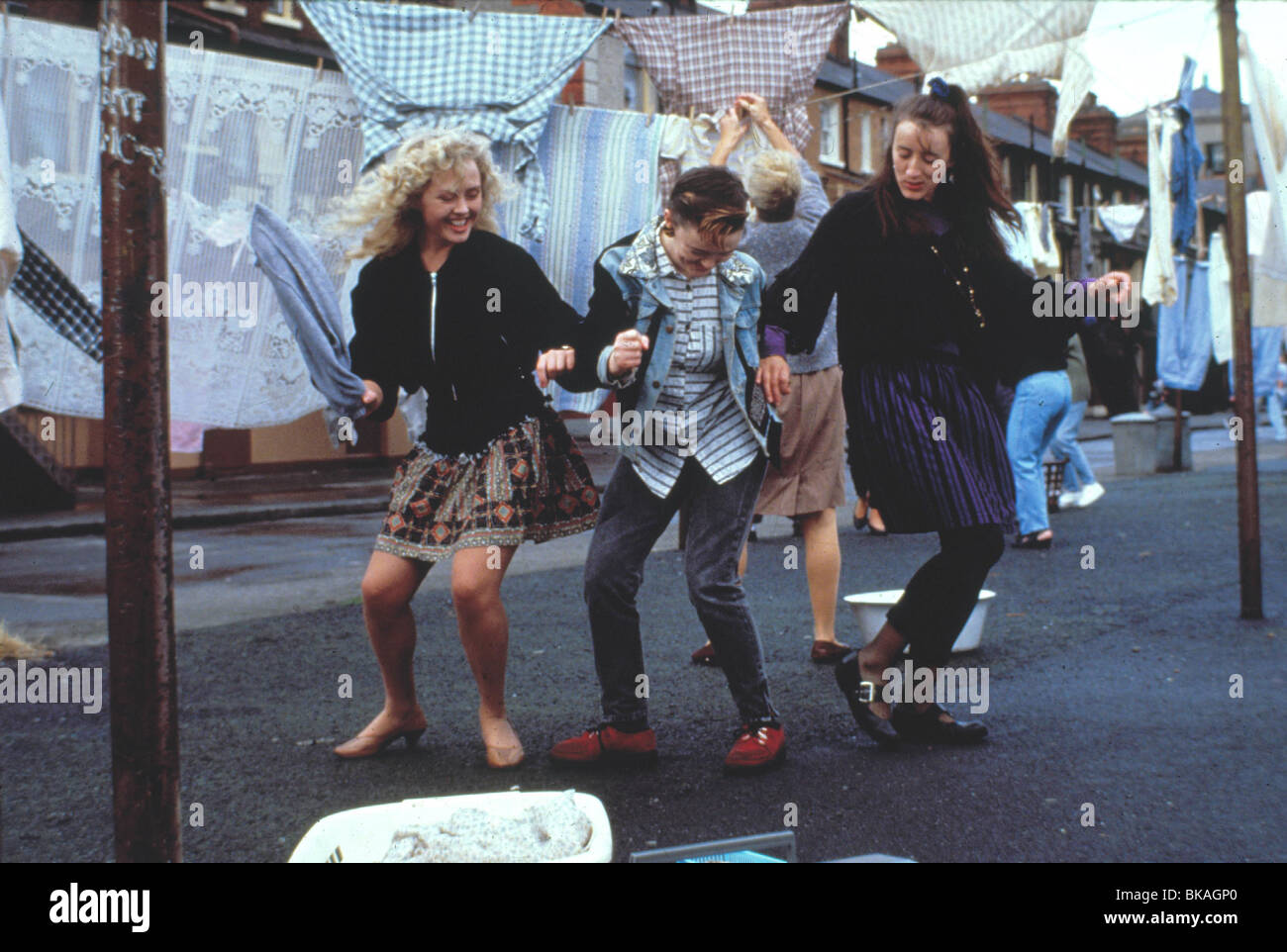 THE COMMITMENTS (1991) ANGELINE BALL, BRONAGH GALLAGHER, MARIA DOYLE ...