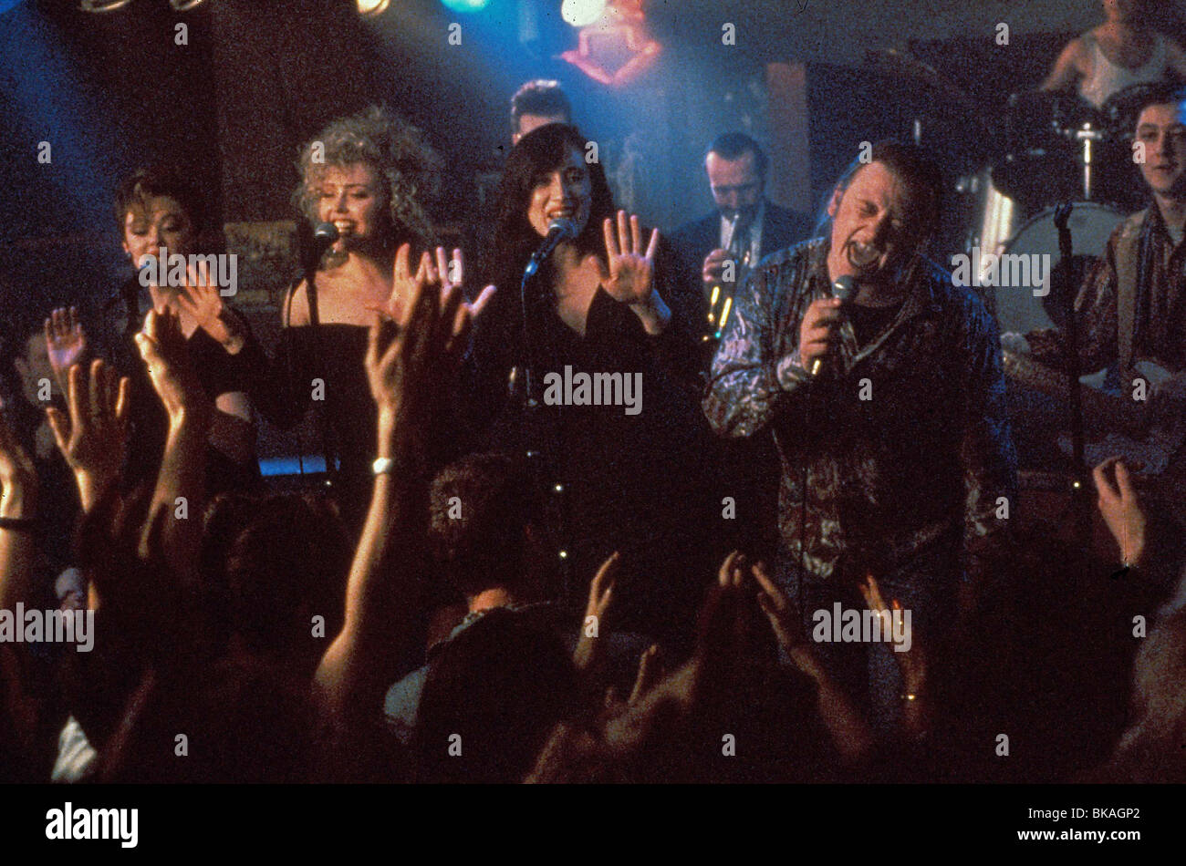 THE COMMITMENTS (1991) BRONAGH GALLAGHER, ANGELINE BALL, MARIA DOYLE ...