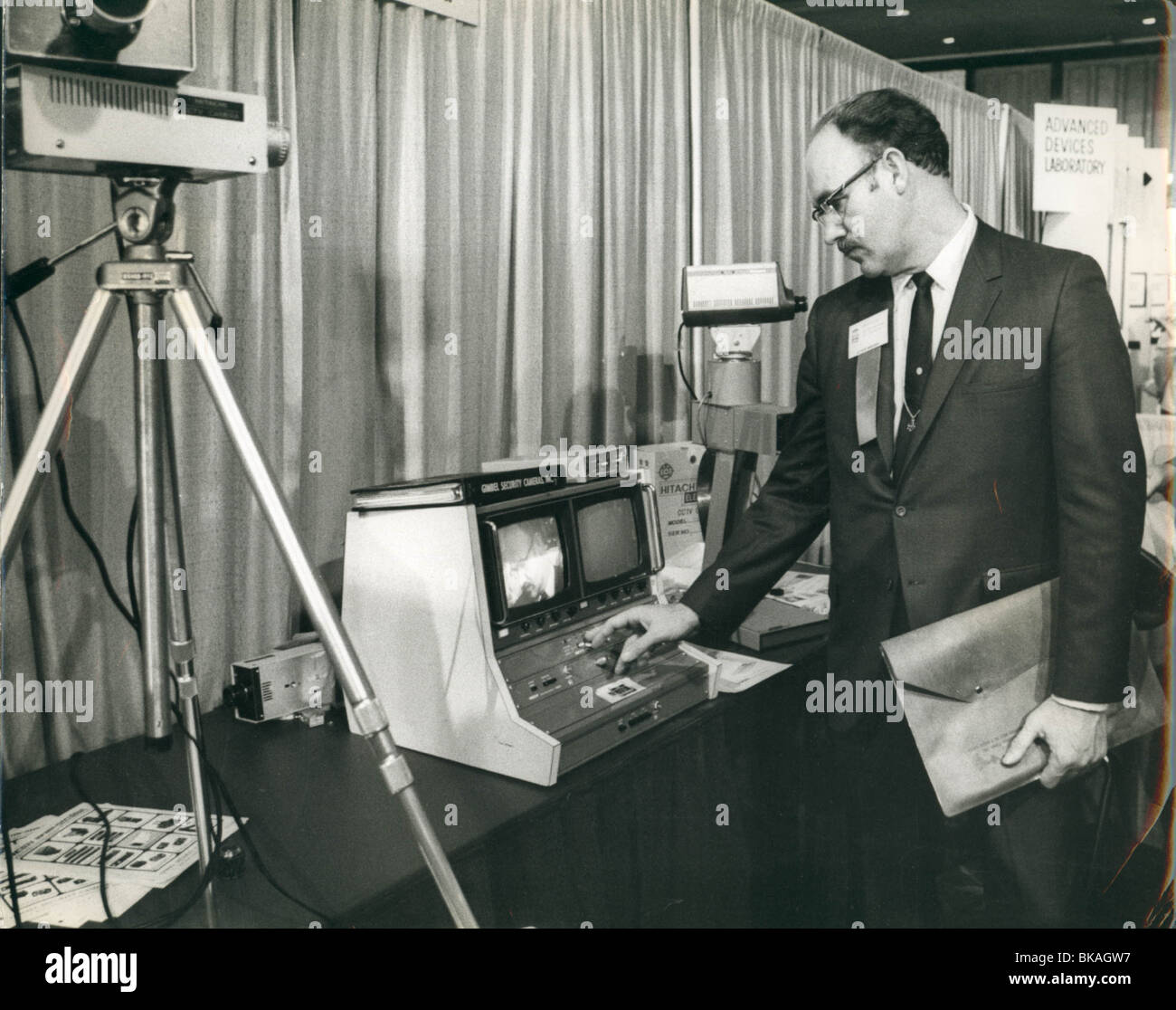 THE CONVERSATION (1974) GENE HACKMAN CNV 003P Stock Photo - Alamy