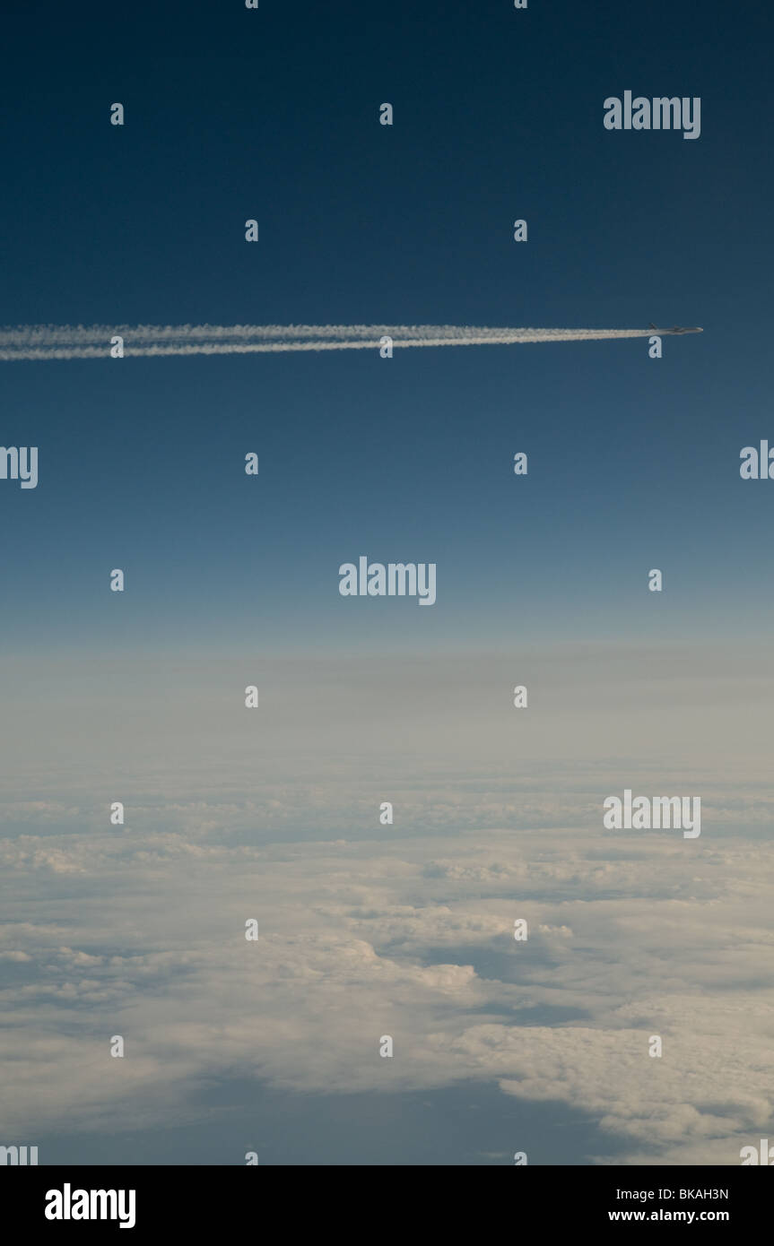 Airplane jet stream hi-res stock photography and images - Alamy