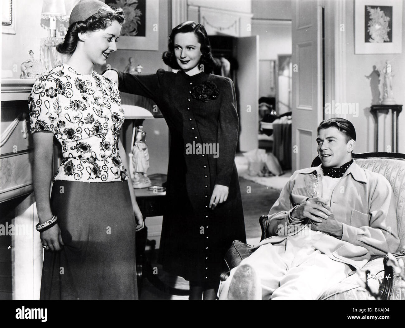 DARK VICTORY (1939) BETTE DAVIS, GERALDINE FITZGERALD, RONALD REAGAN ...