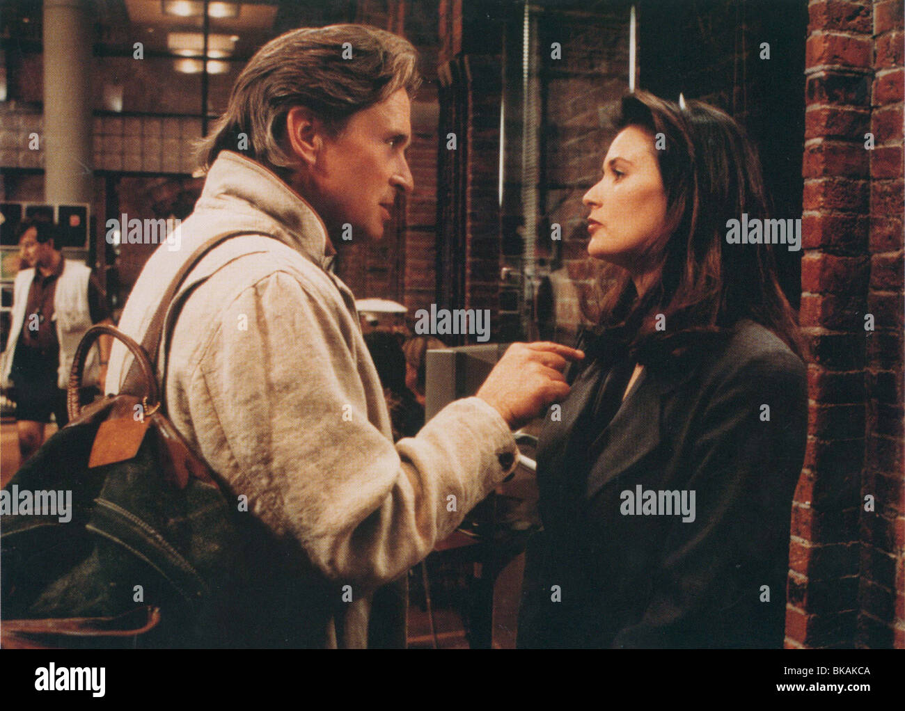 DISCLOSURE (1995) MICHAEL DOUGLAS, DEMI MOORE DSCL 003FOH Stock Photo ...
