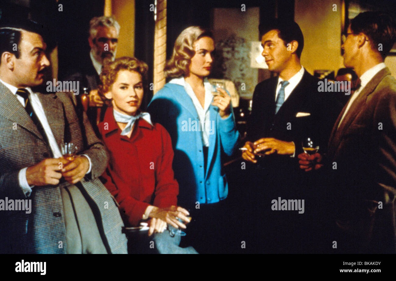 DOCTOR AT LARGE (1957) DONALD SINDEN, SHIRLEY EATON, DIRK BOGARDE DRAL ...