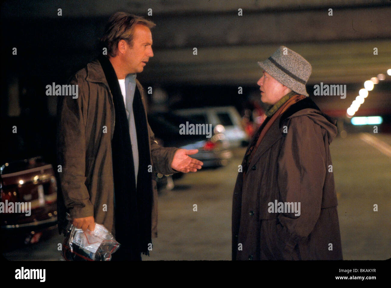 DRAGONFLY KEVIN COSTNER,KATHY BATES DGFL008 Stock Photo - Alamy