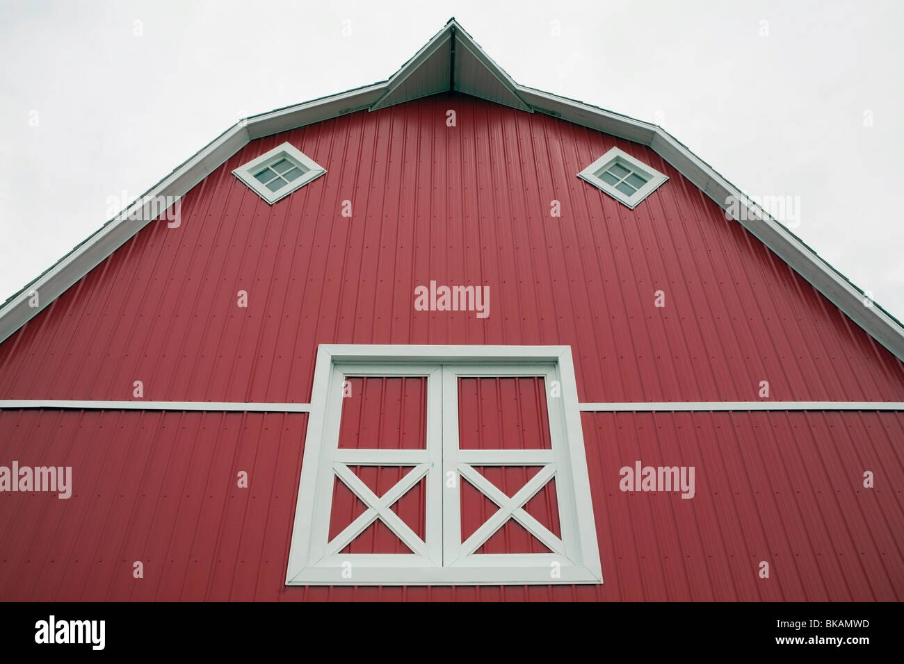 Red barn white trim hi-res stock photography and images - Alamy