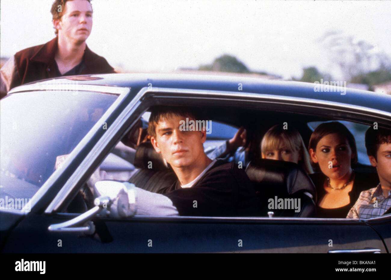 THE FACULTY (1999) SHAWN HATOSY, JOSH HARTNETT, JORDANA BREWSTER, LAURA ...