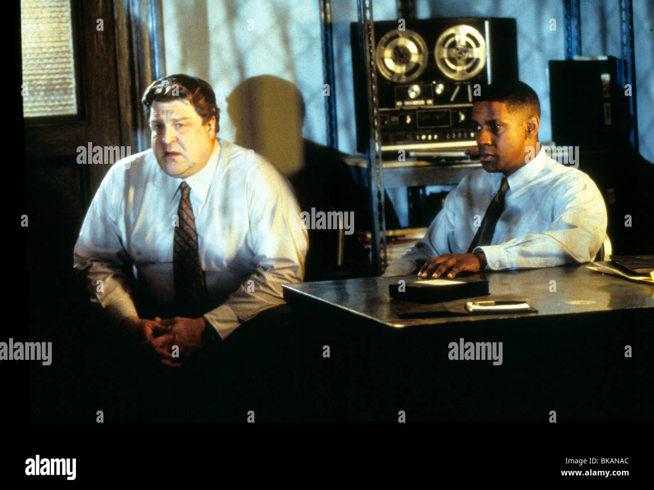 Fallen 1998 denzel washington hi-res stock photography and images - Alamy