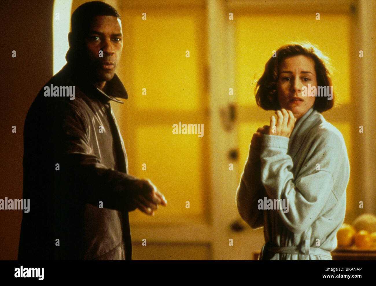 FALLEN (1998) DENZEL WASHINGTON, EMBETH DAVIDTZ FLLN 055 Stock Photo ...