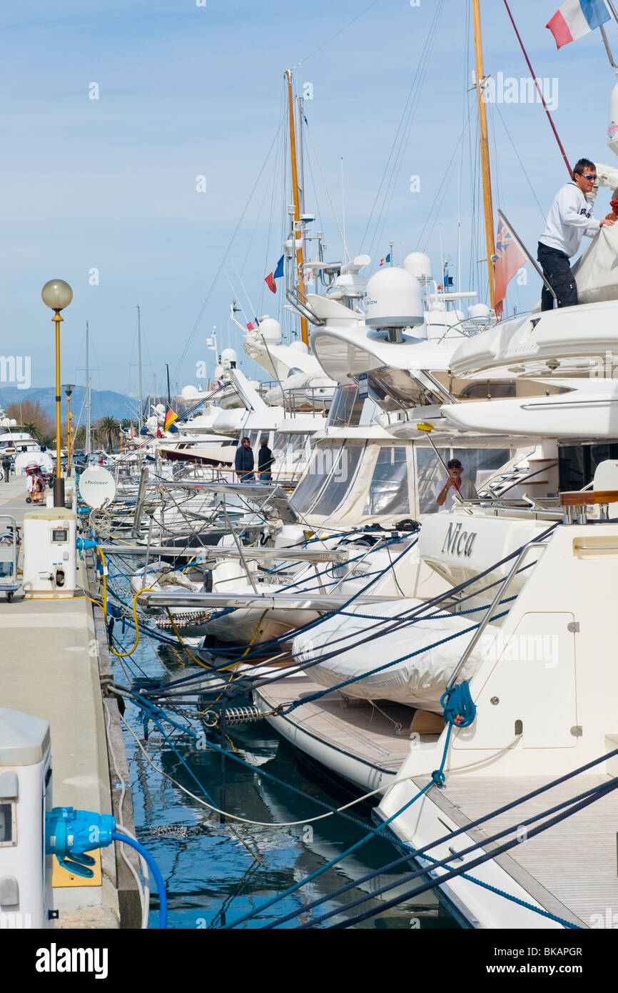 Sterns of sailing ships hi-res stock photography and images - Alamy