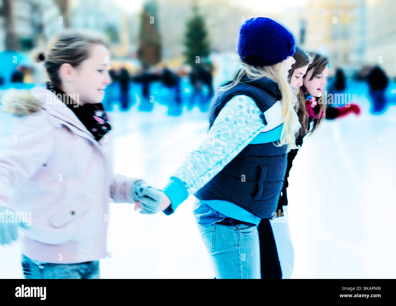 Girls in a row hi-res stock photography and images - Alamy