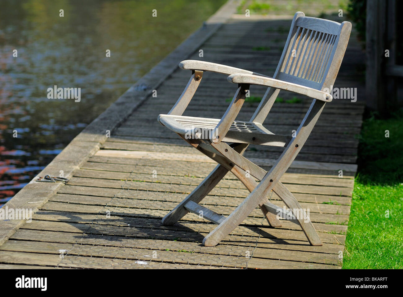 Seat beside lake hi-res stock photography and images - Alamy