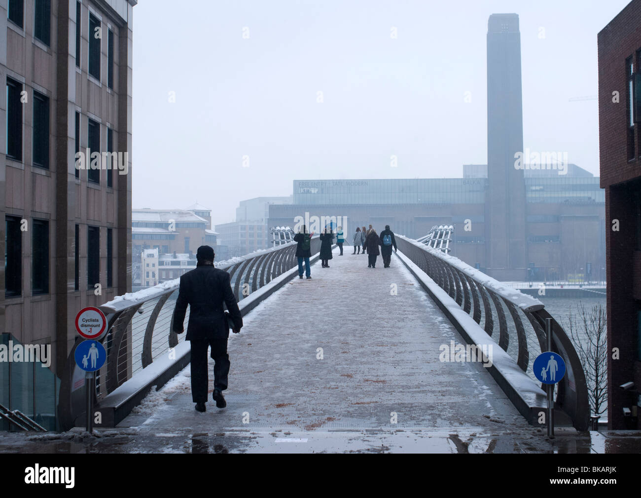 Icy river bridge hi-res stock photography and images - Alamy